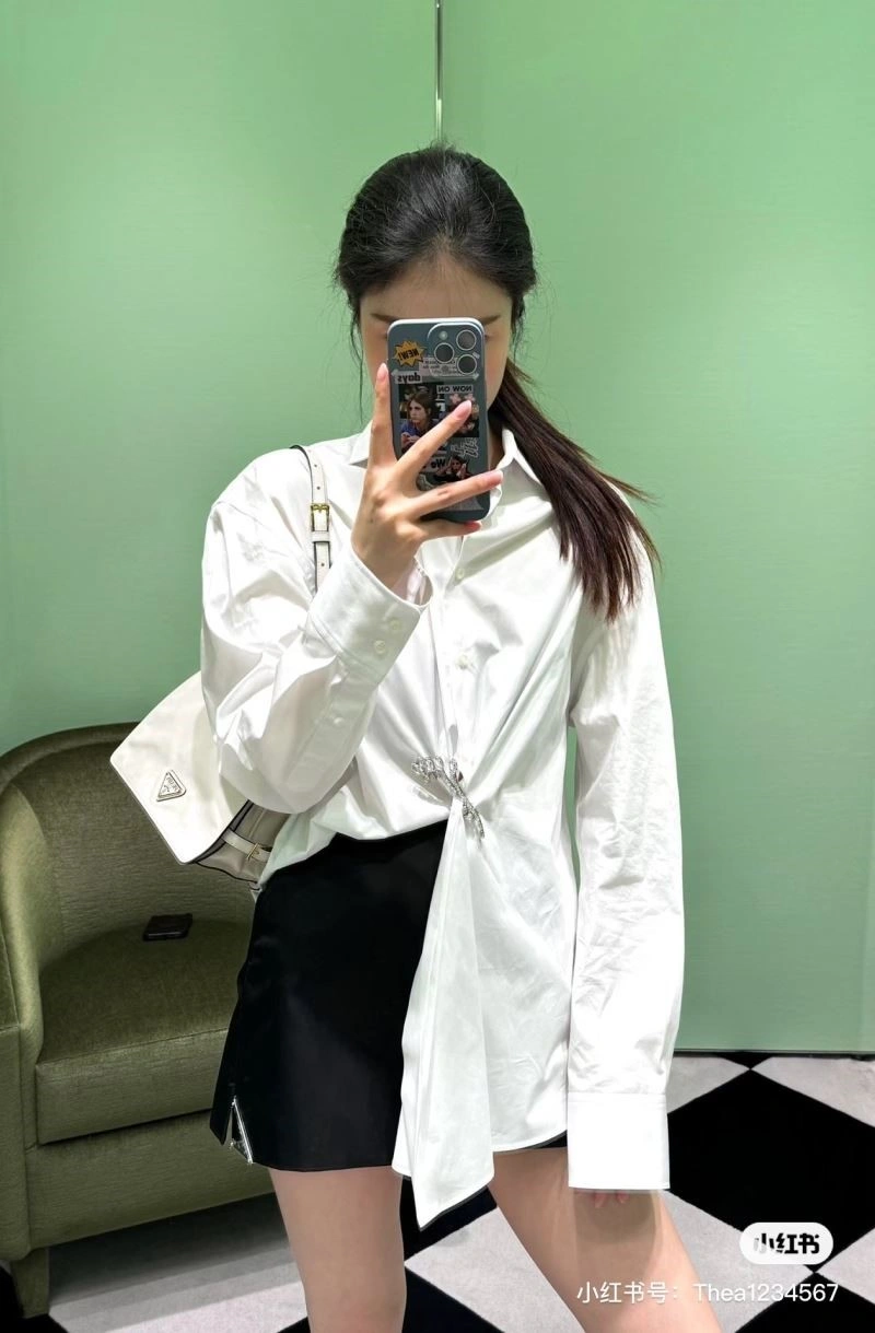 Low-cost Prada Brooches