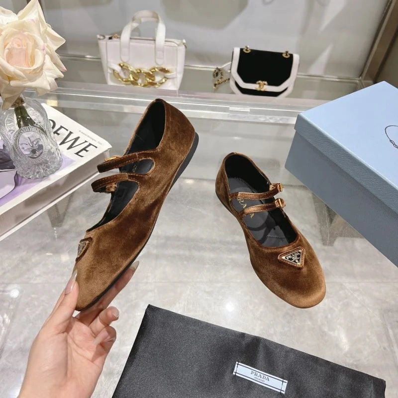 Accurate model Prada Flat Shoes