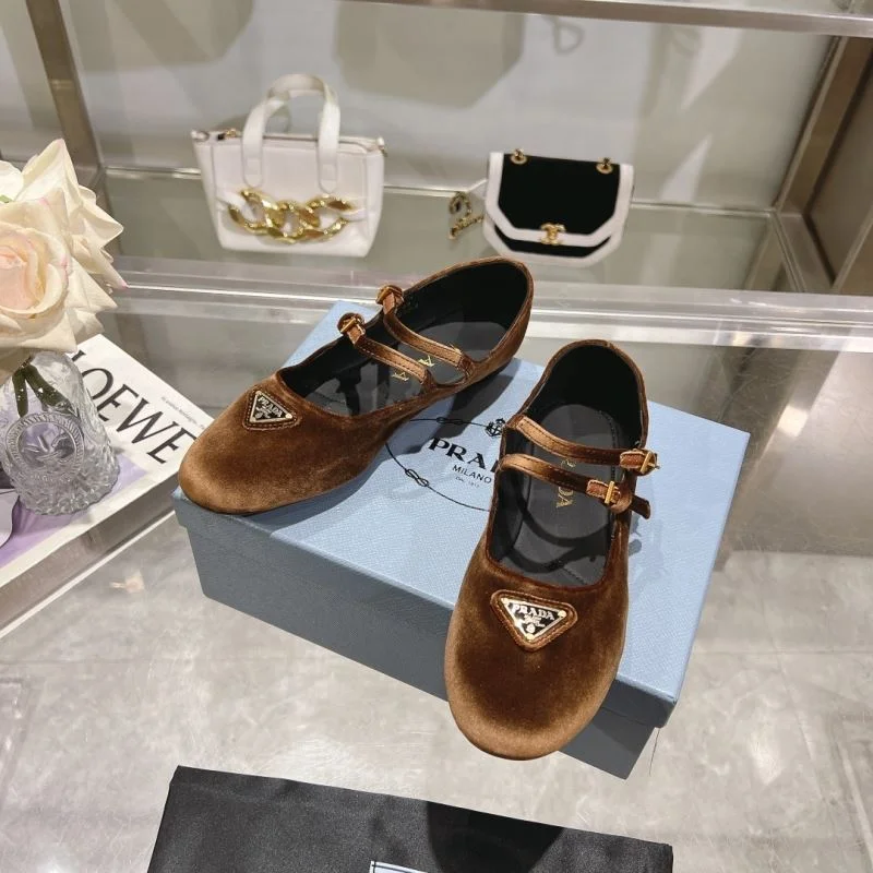 Accurate model Prada Flat Shoes