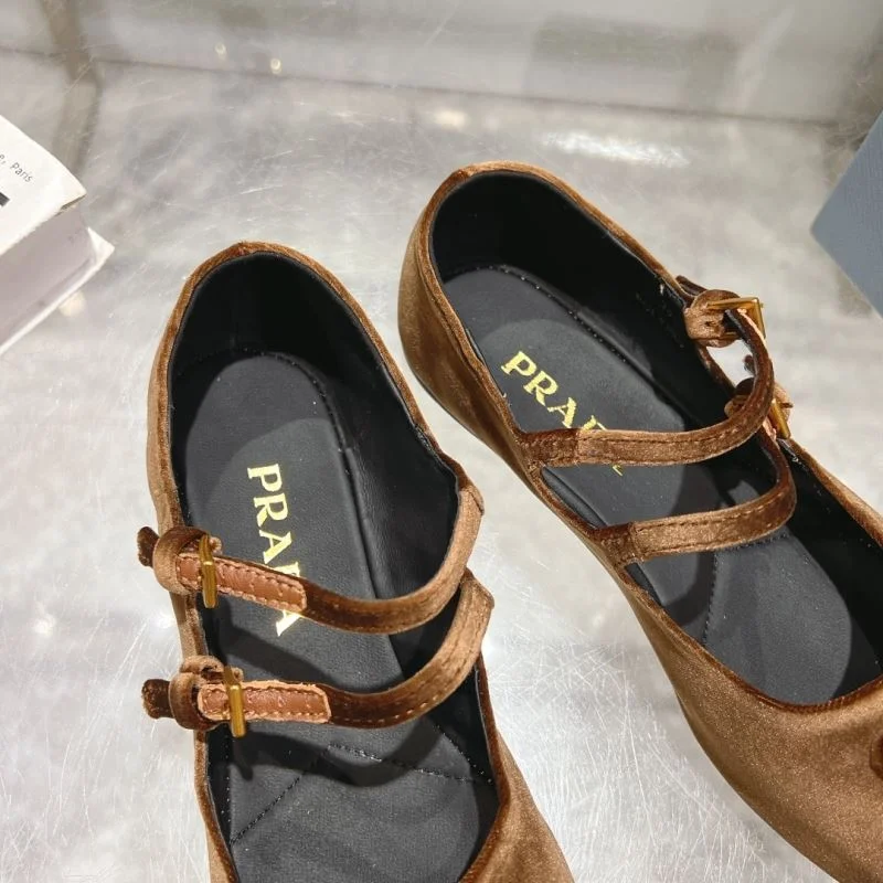 Accurate model Prada Flat Shoes