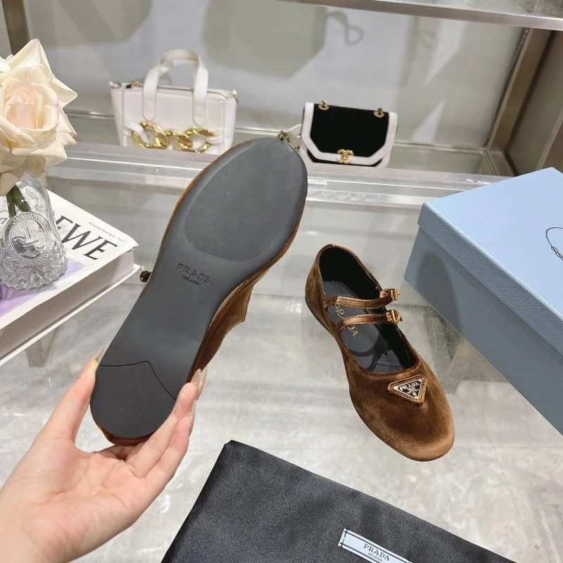 Accurate model Prada Flat Shoes