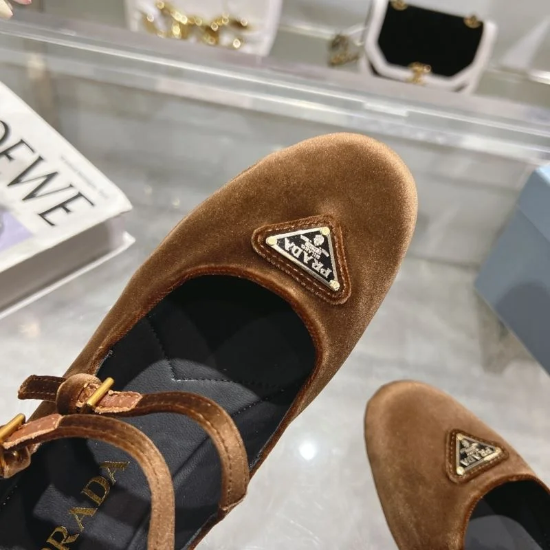 Accurate model Prada Flat Shoes