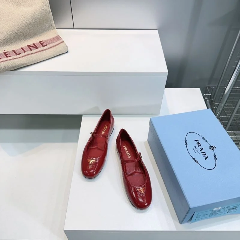 Accurate model Prada Flat Shoes