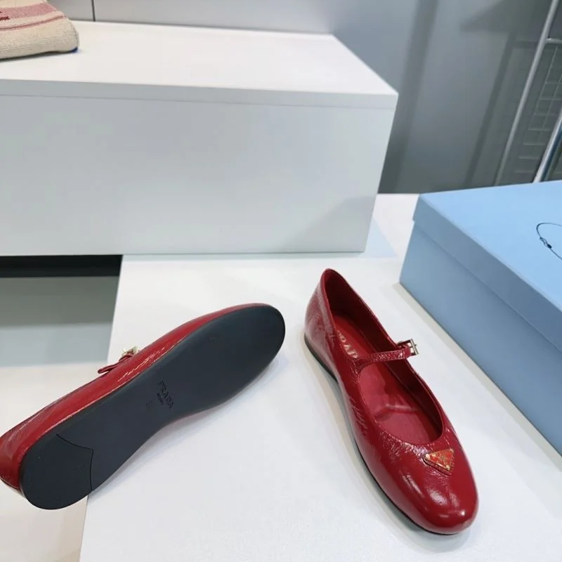 Accurate model Prada Flat Shoes