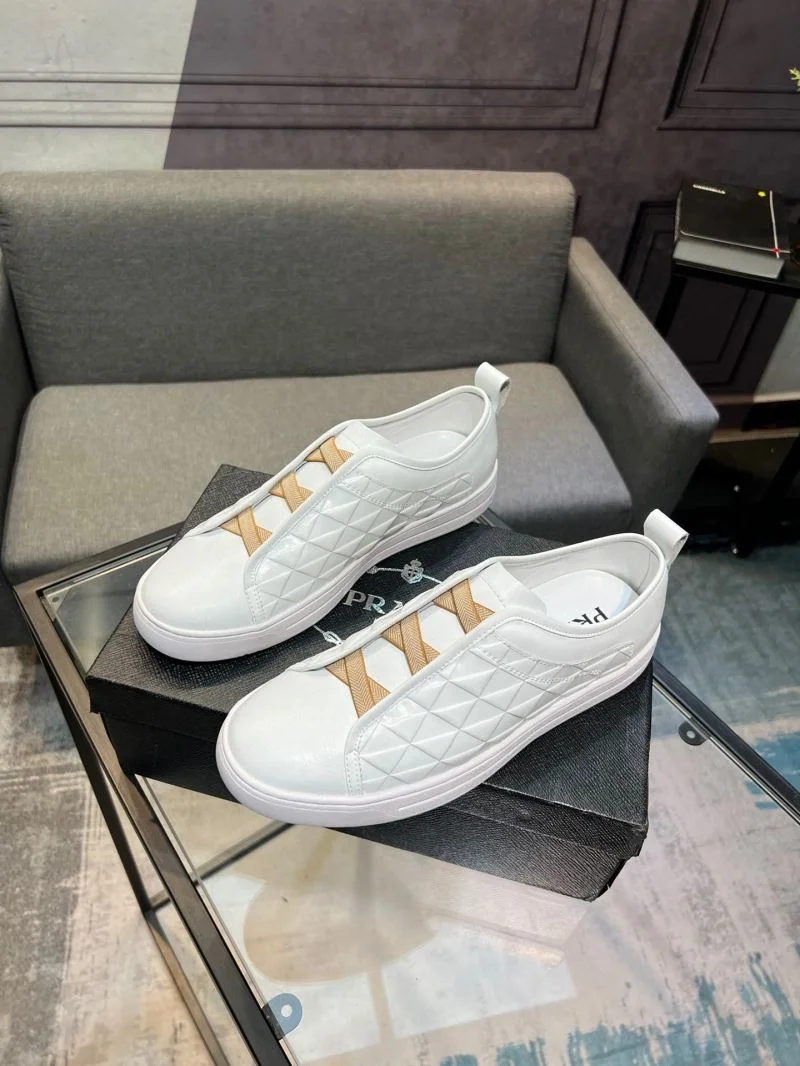 Accurate model Prada Low Shoes