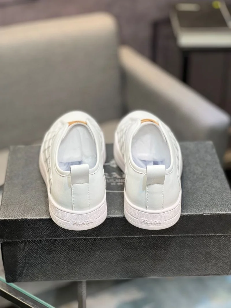 Accurate model Prada Low Shoes