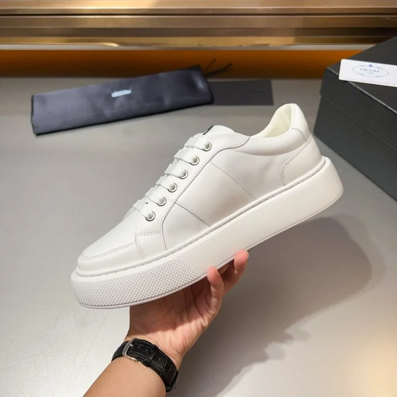 Accurate model Prada Low Shoes