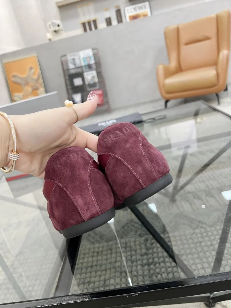 Accurate model Prada Low Shoes