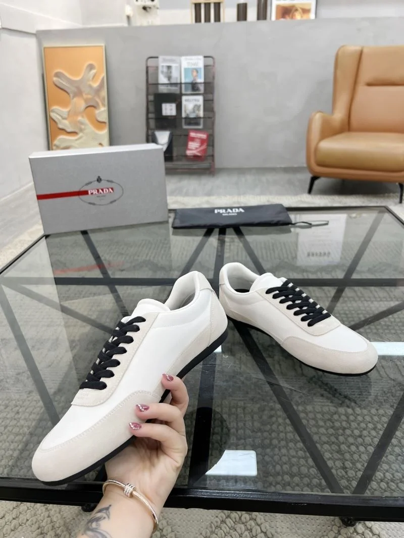 Accurate model Prada Low Shoes