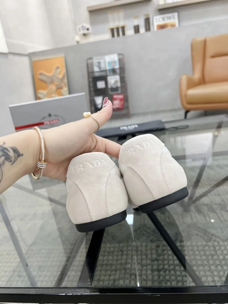 Accurate model Prada Low Shoes