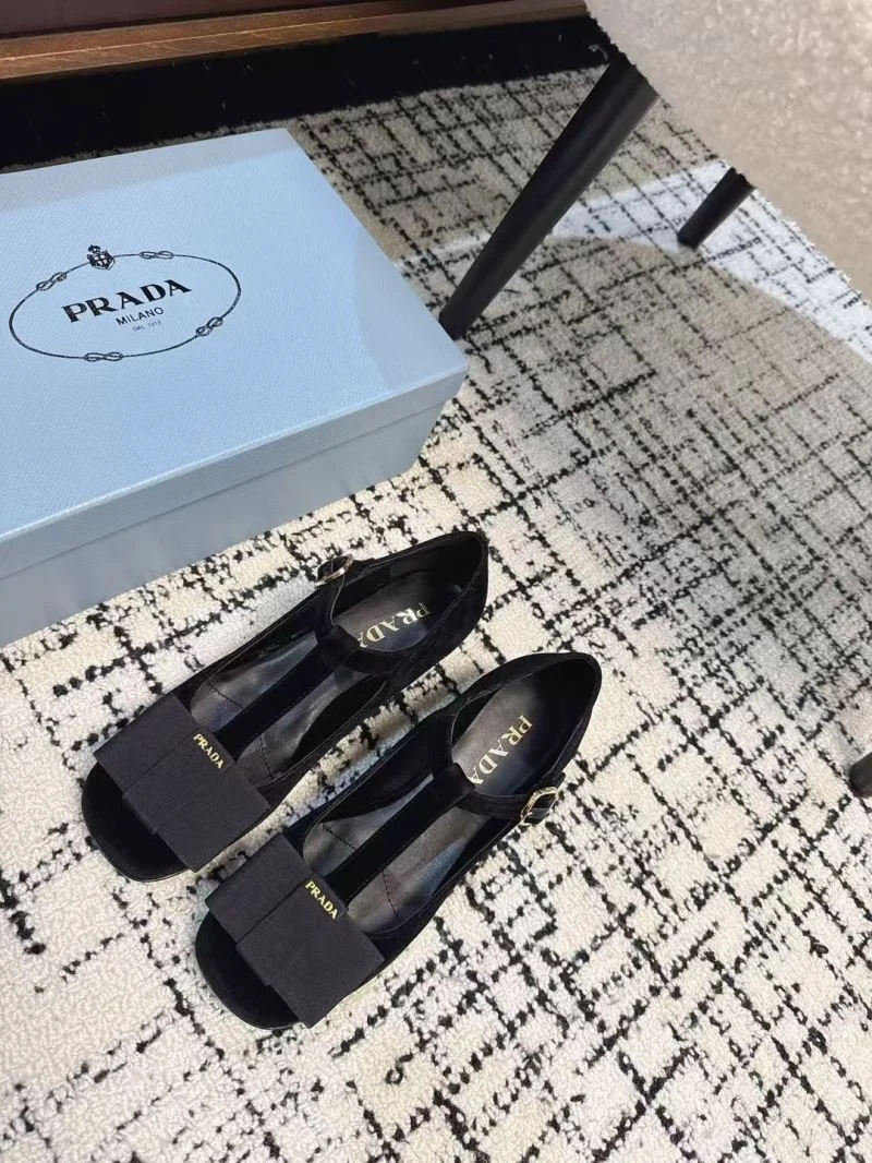 Accurate model Prada Low Shoes