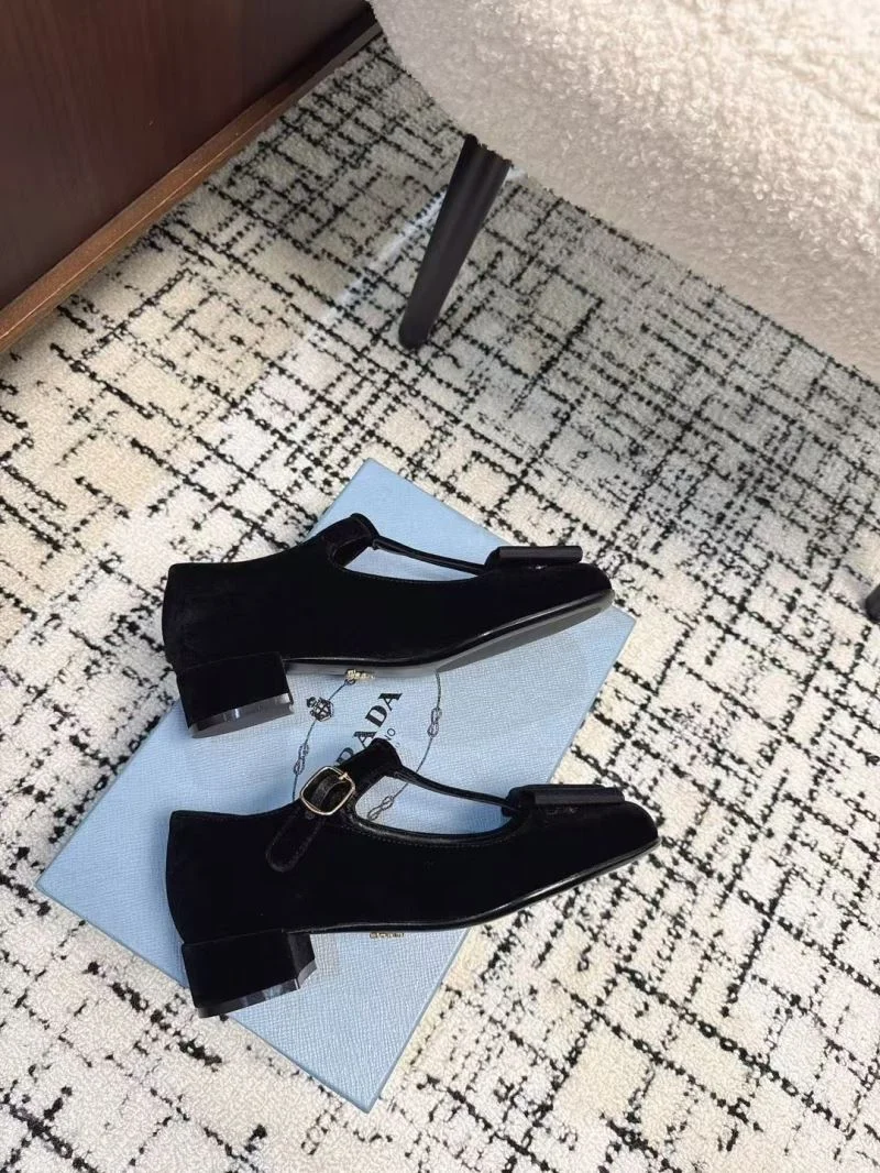 Accurate model Prada Low Shoes
