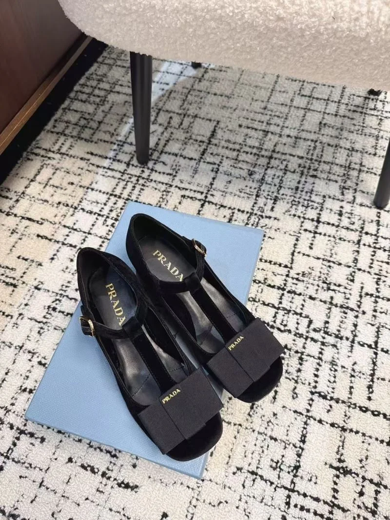 Accurate model Prada Low Shoes