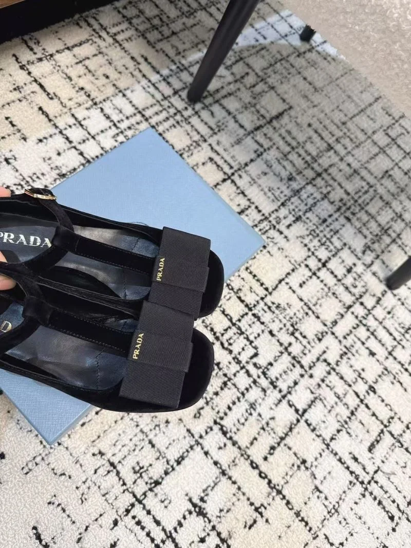 Accurate model Prada Low Shoes