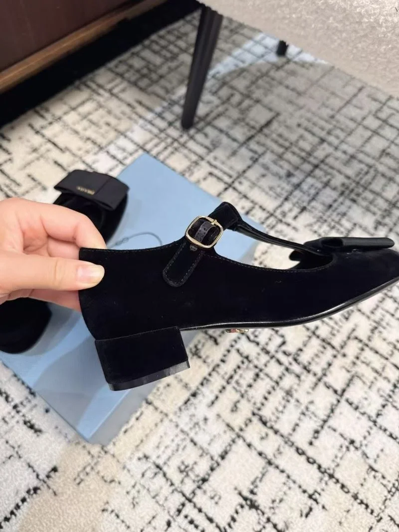 Accurate model Prada Low Shoes