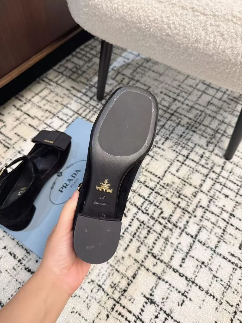 Accurate model Prada Low Shoes