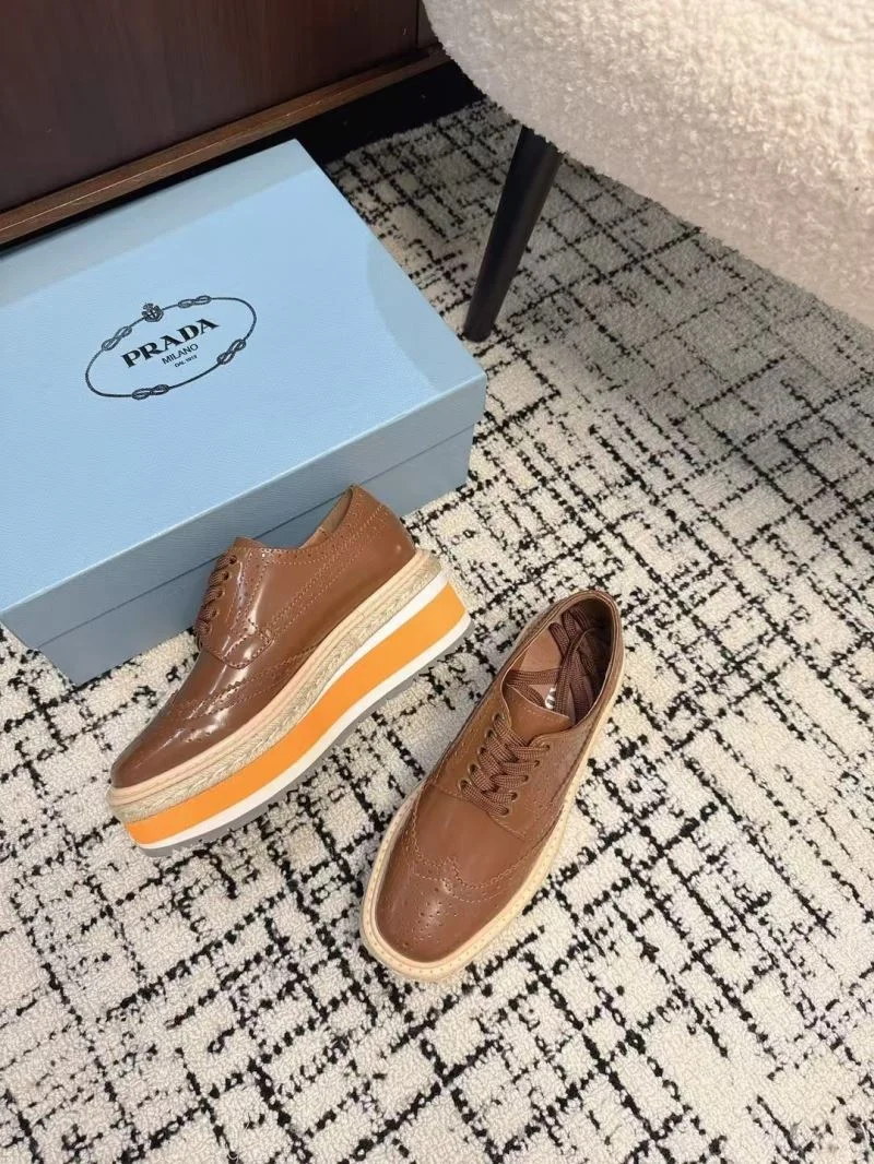 Accurate model Prada Low Shoes
