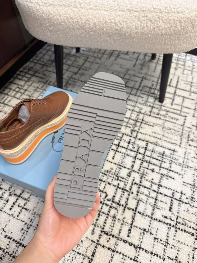 Accurate model Prada Low Shoes