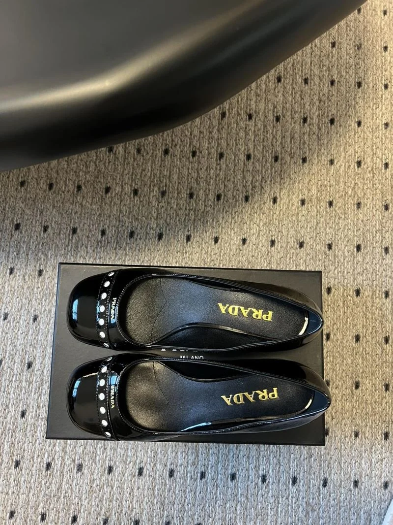 Accurate model Prada Low Shoes