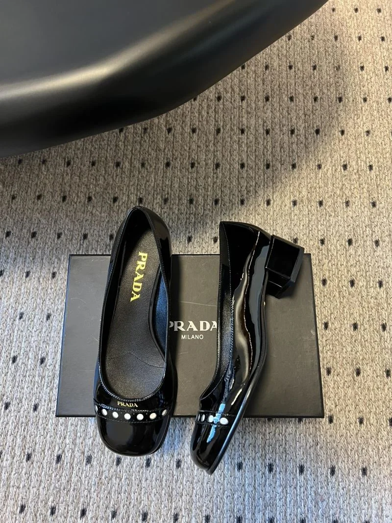 Accurate model Prada Low Shoes