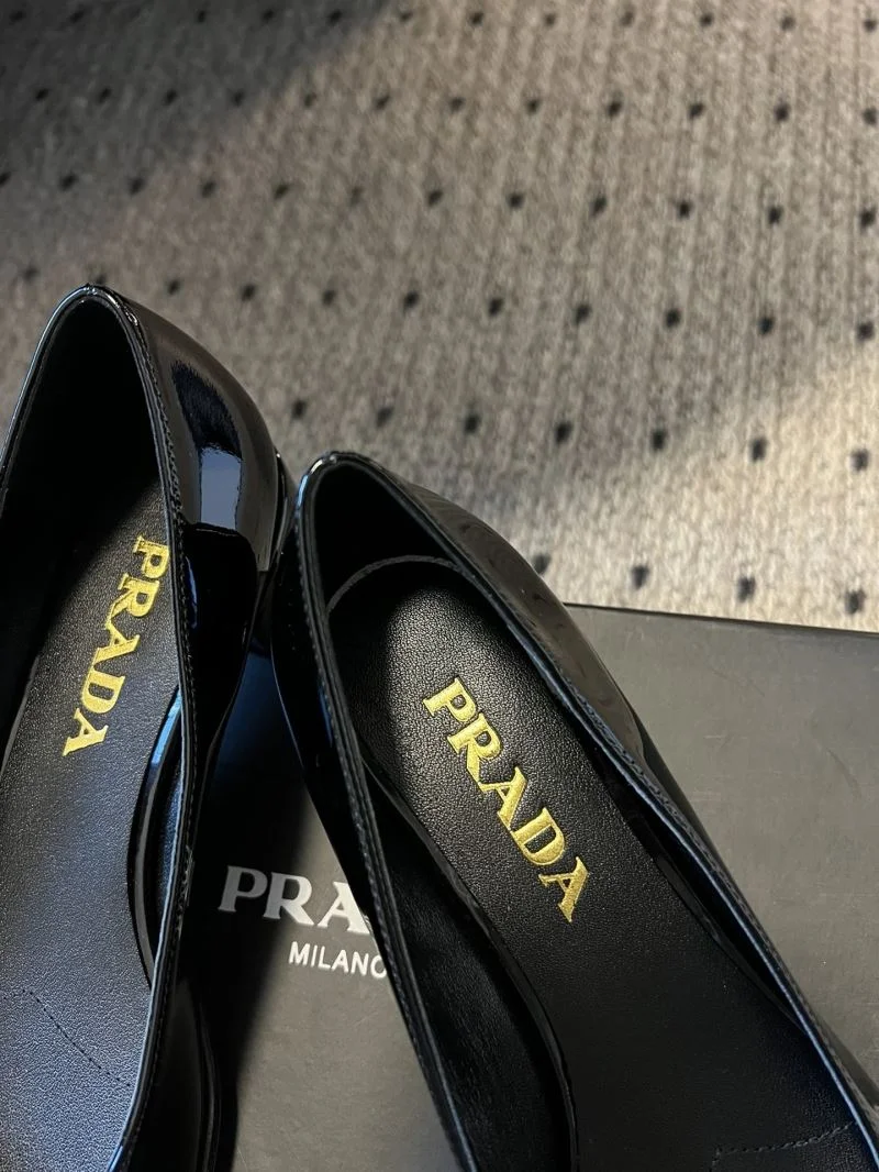 Accurate model Prada Low Shoes