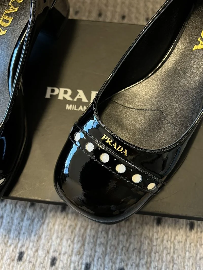 Accurate model Prada Low Shoes