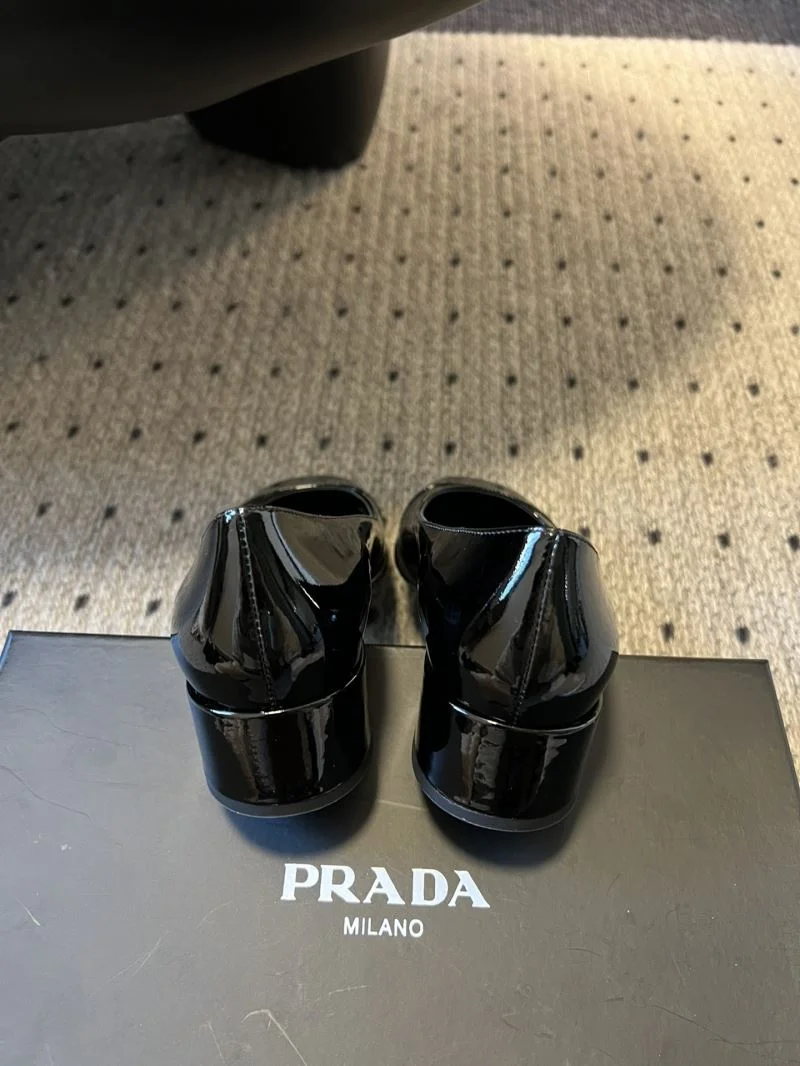 Accurate model Prada Low Shoes