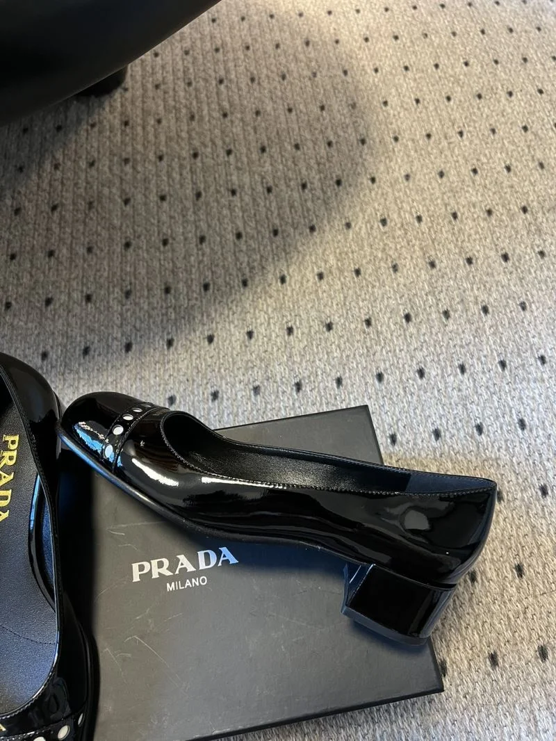 Accurate model Prada Low Shoes