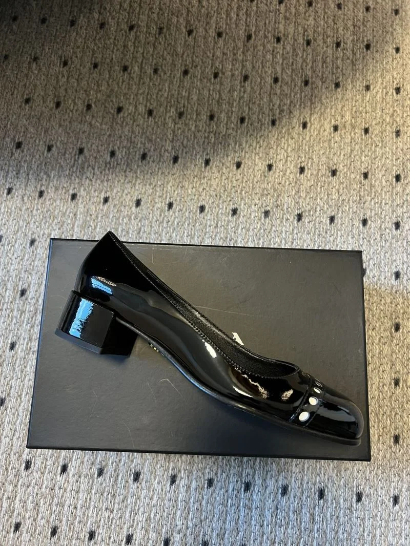 Accurate model Prada Low Shoes