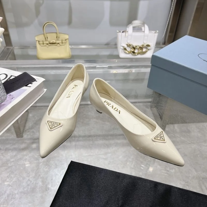 Accurate model Prada Low Shoes