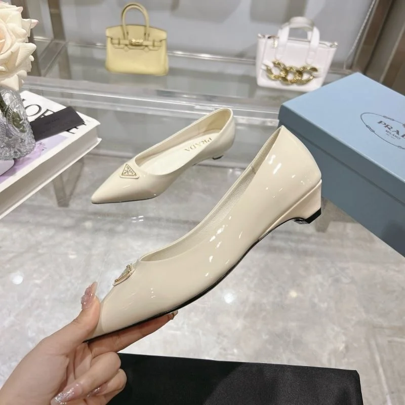 Accurate model Prada Low Shoes