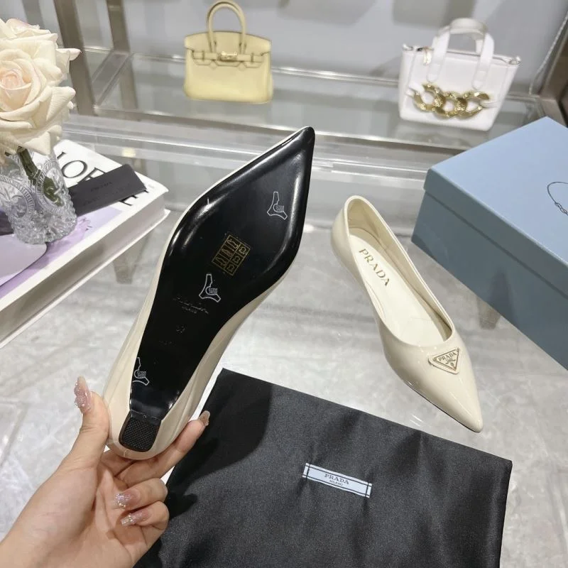 Accurate model Prada Low Shoes