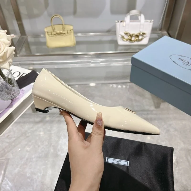 Accurate model Prada Low Shoes
