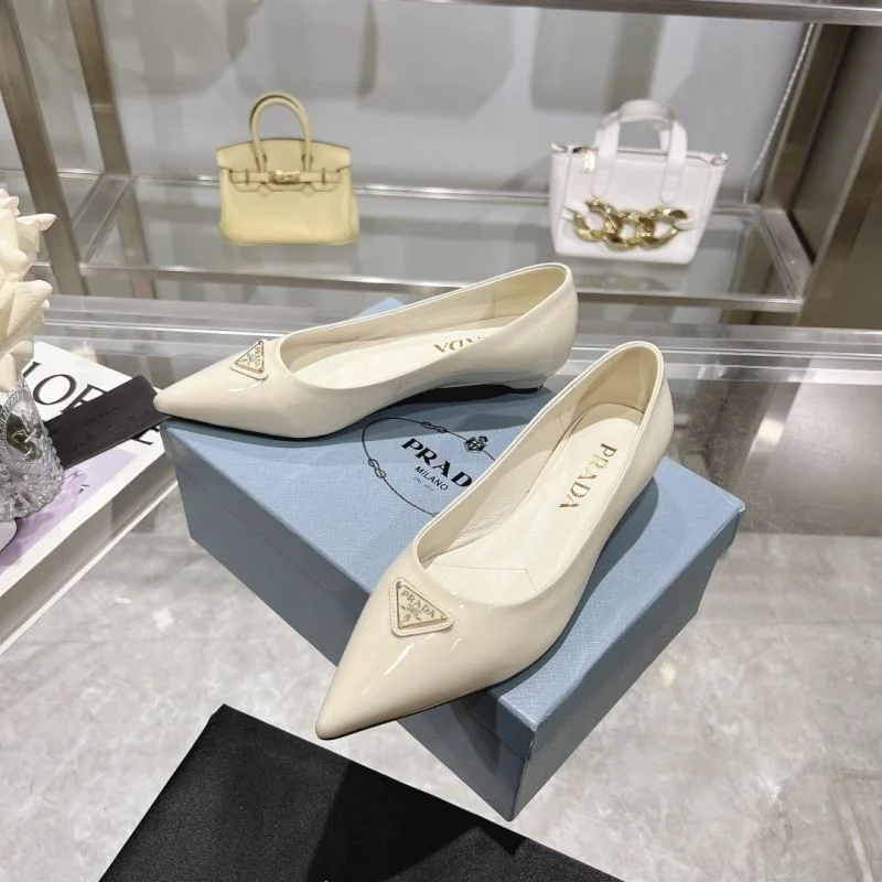 Accurate model Prada Low Shoes