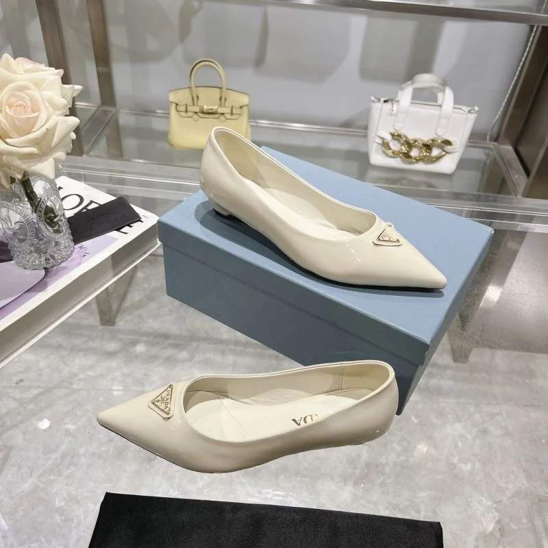 Accurate model Prada Low Shoes