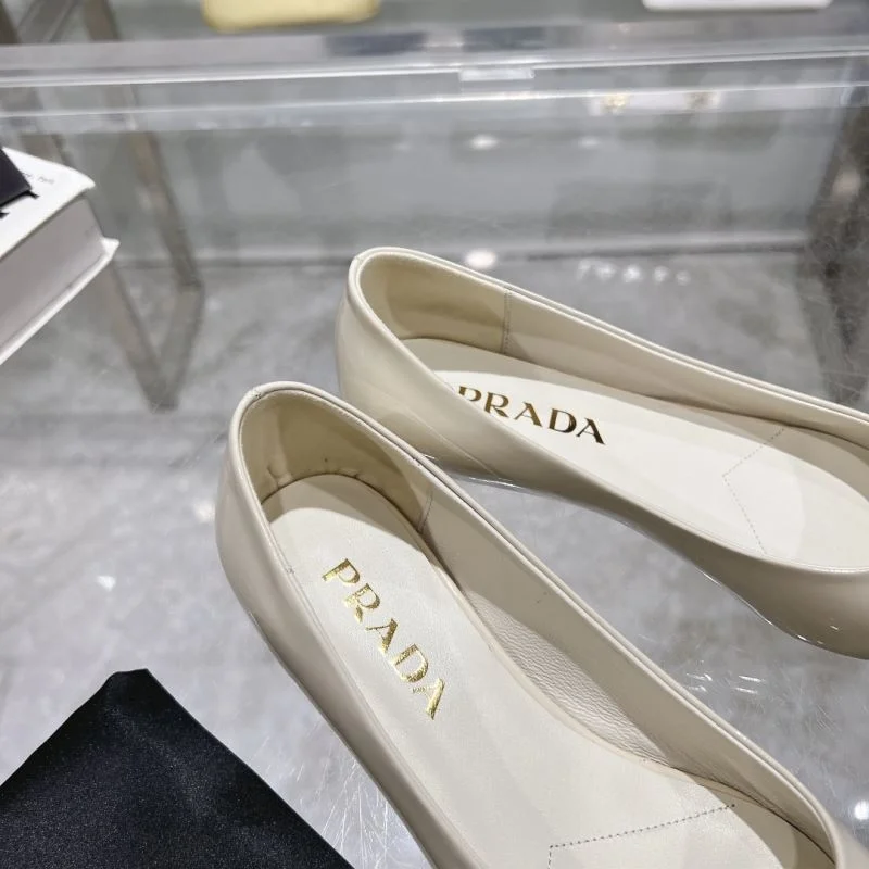Accurate model Prada Low Shoes