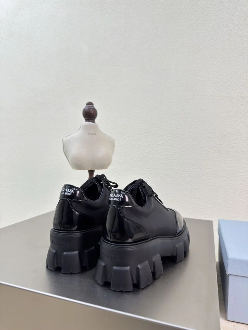 Top mirror Prada Low Shoes