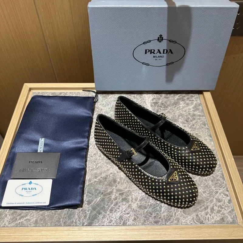 Accurate model Prada Low Shoes