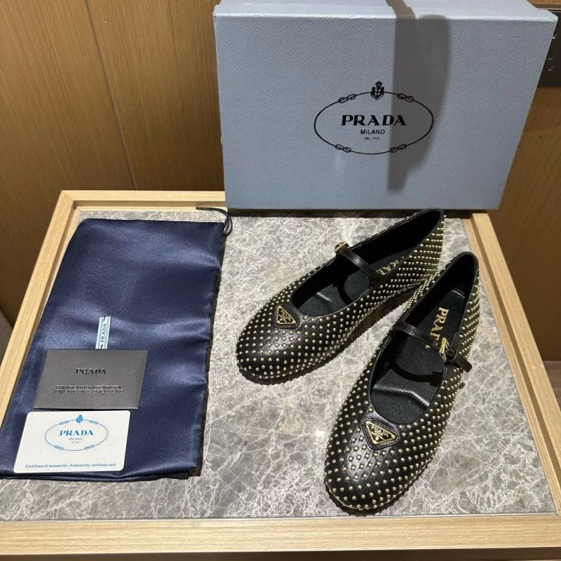 Accurate model Prada Low Shoes