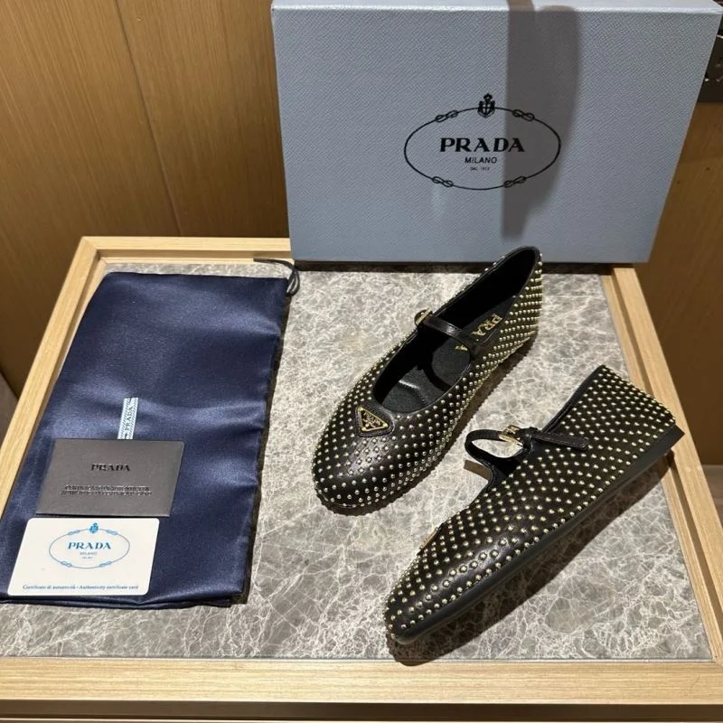 Accurate model Prada Low Shoes
