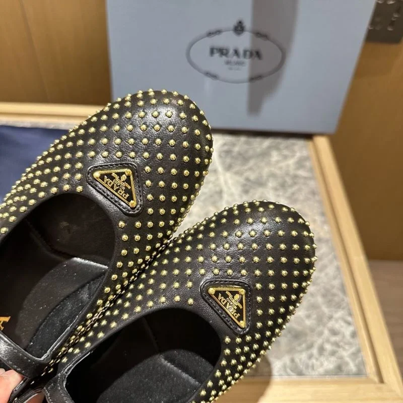 Accurate model Prada Low Shoes