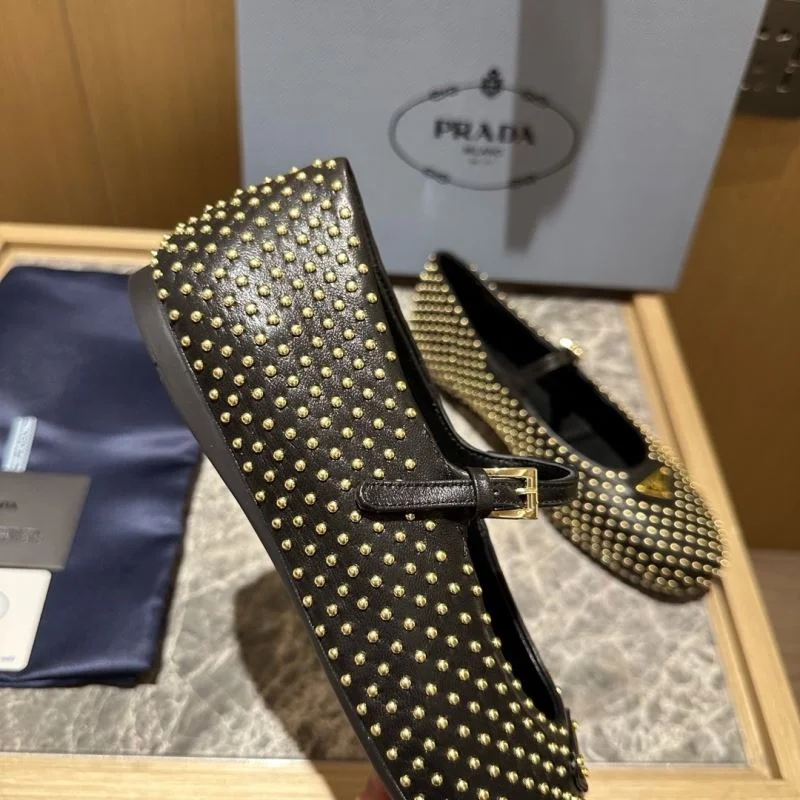 Accurate model Prada Low Shoes