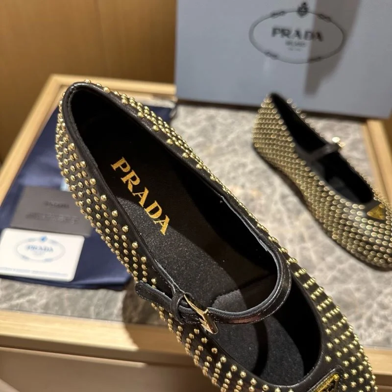 Accurate model Prada Low Shoes
