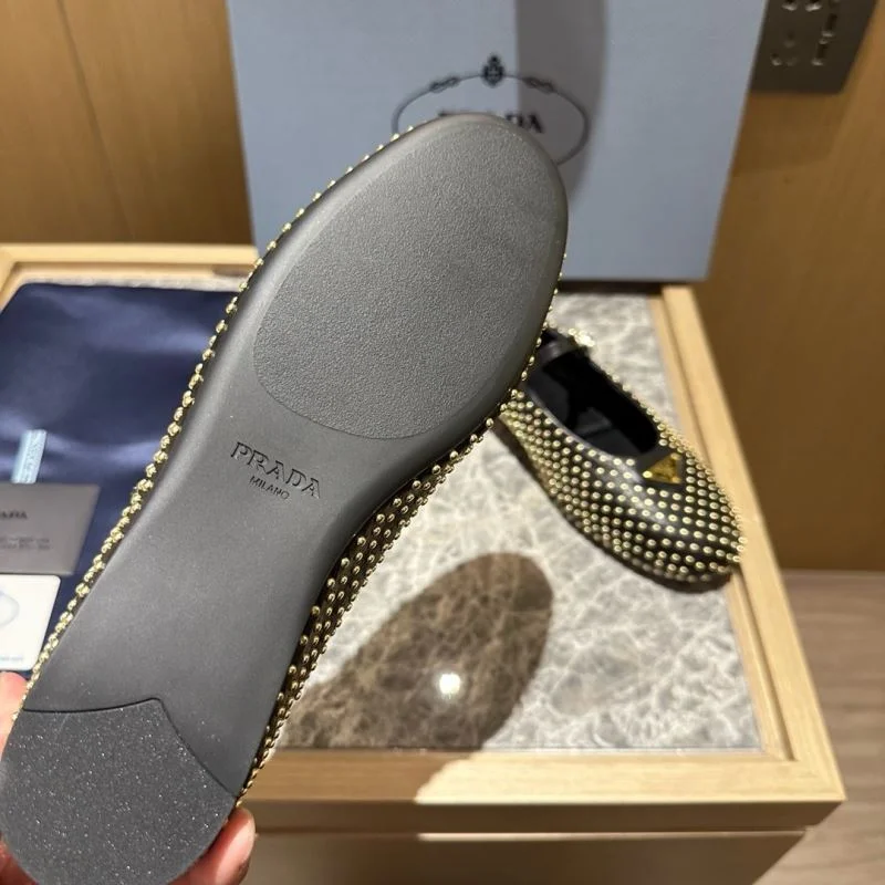 Accurate model Prada Low Shoes