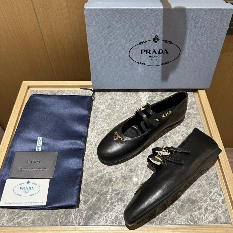 Top mirror Prada Low Shoes