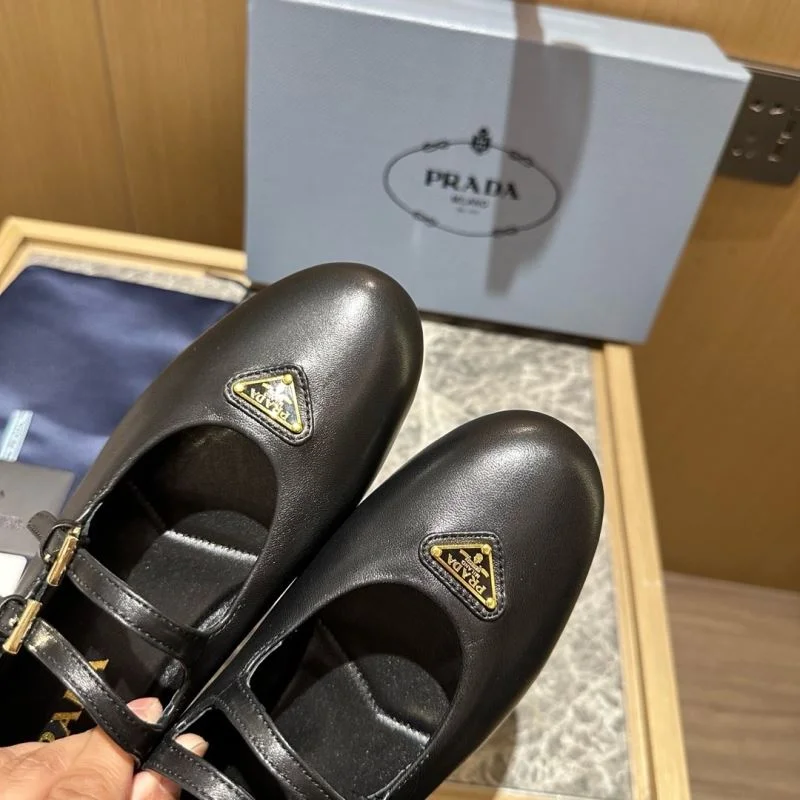 Top mirror Prada Low Shoes
