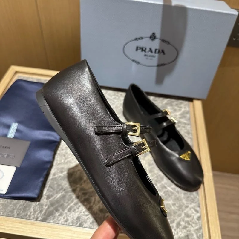 Top mirror Prada Low Shoes