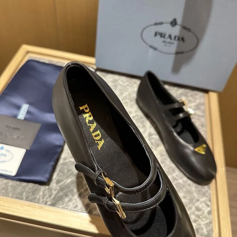 Top mirror Prada Low Shoes