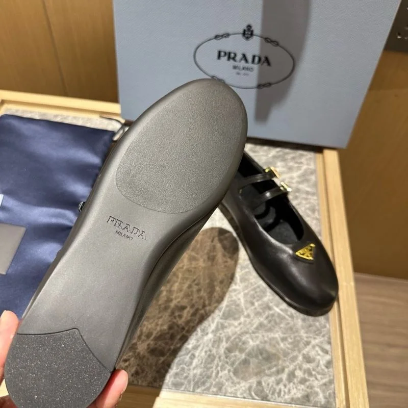 Top mirror Prada Low Shoes