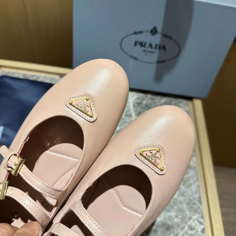 Top match Prada Low Shoes